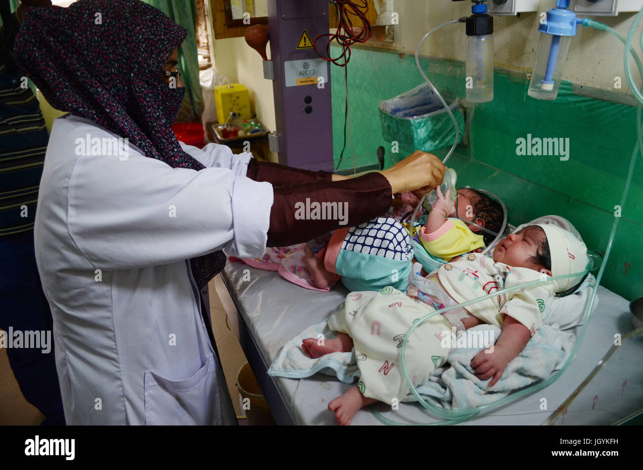 Pakistani mothers with their new born infants at local hospital on the ...