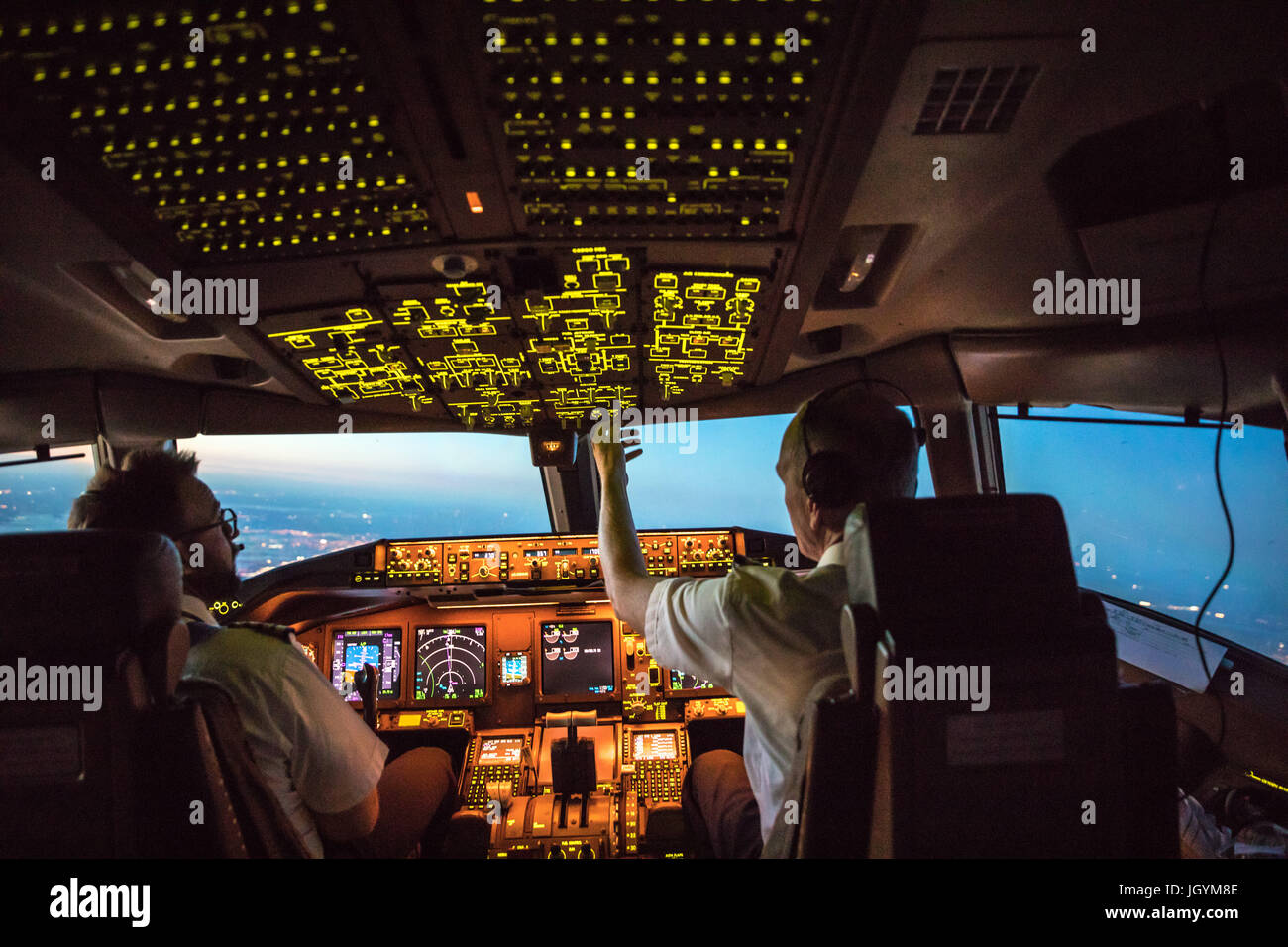 Boeing 777 Cockpit High Resolution Stock Photography and Images - Alamy