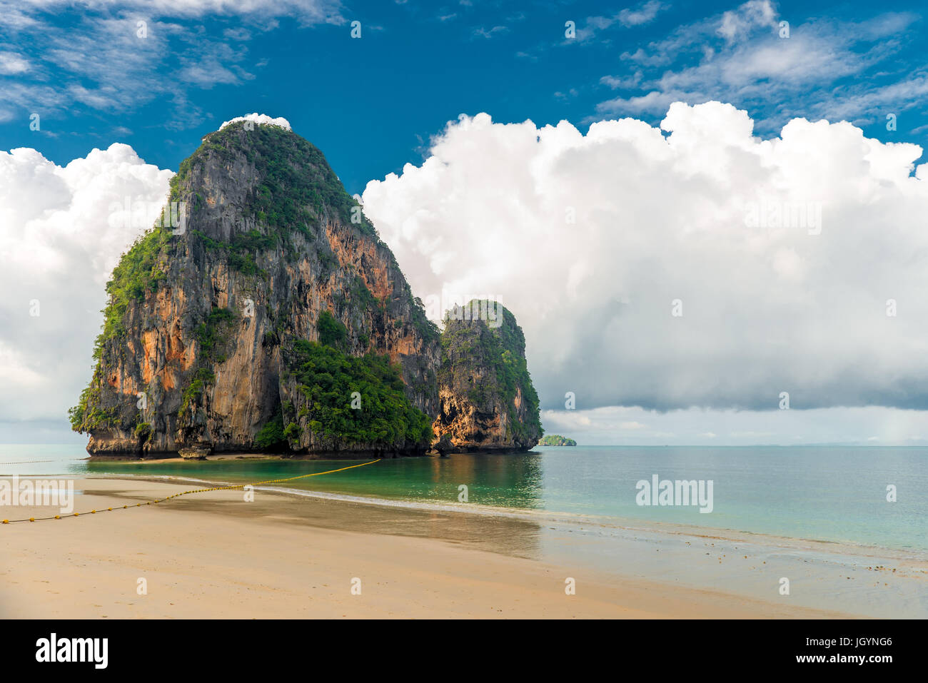 Rock overhang and beach hi-res stock photography and images - Alamy