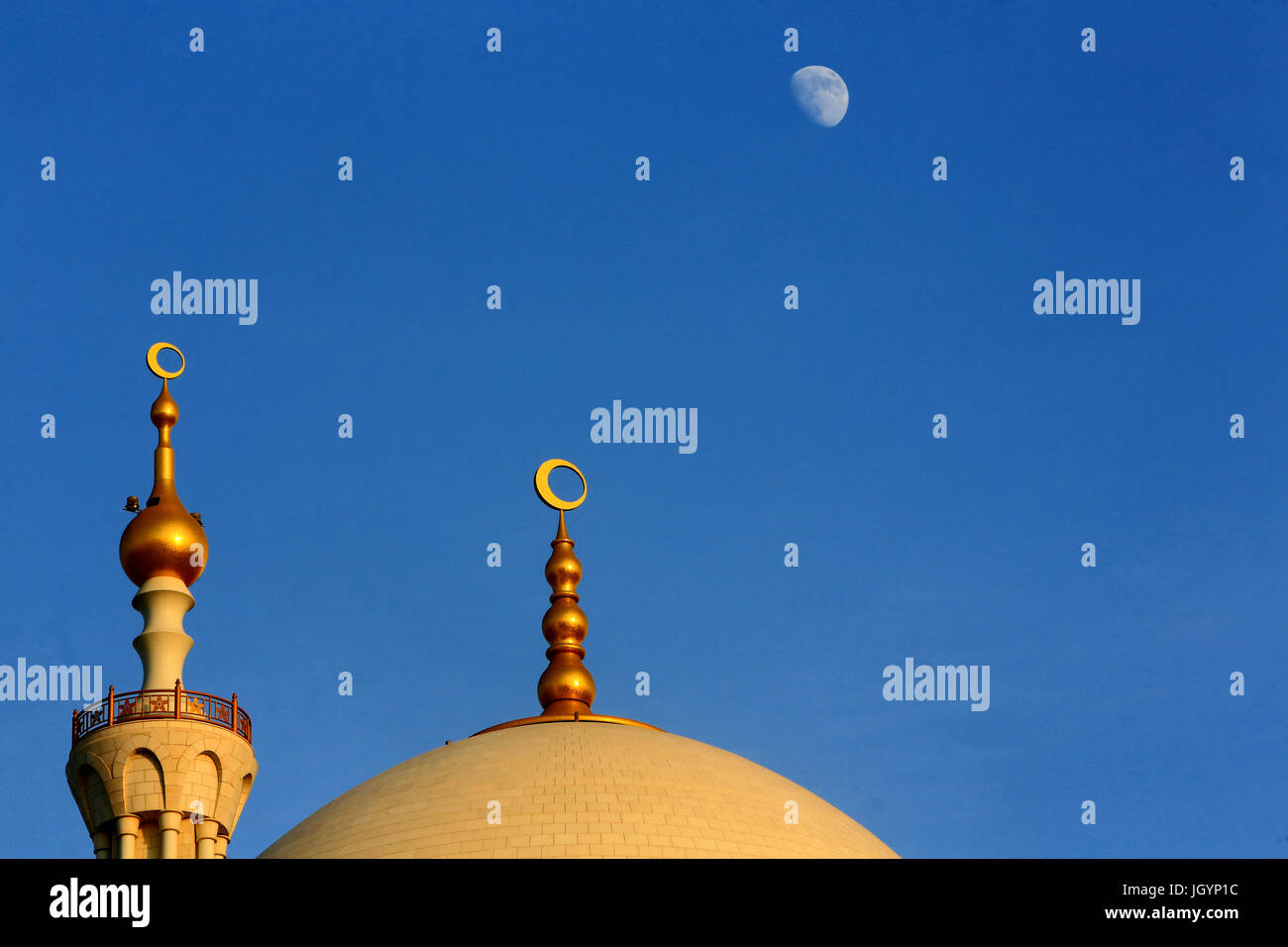 Crescent moon mosque hi-res stock photography and images - Alamy