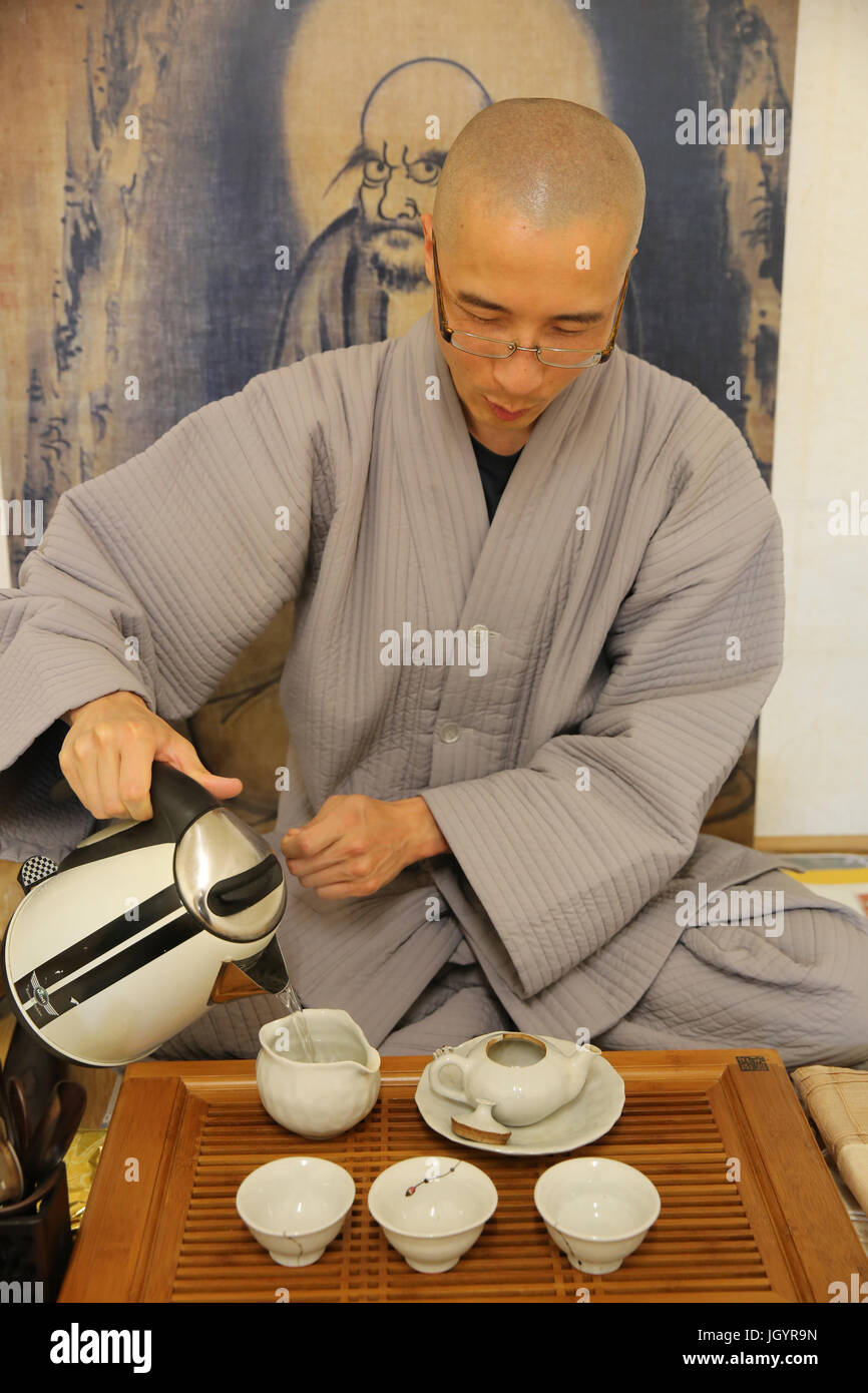Tea ceremony in a Korean buddhist temple. France Stock Photo - Alamy