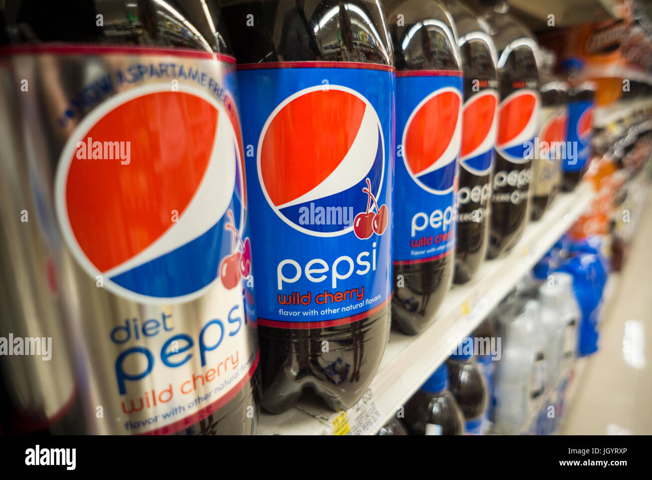 Pepsi store shelves hi-res stock photography and images - Alamy