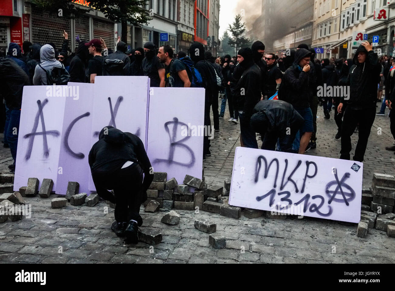 Black Bloks provoke violent riots in Hamburg (Germany) to protest G20 ...