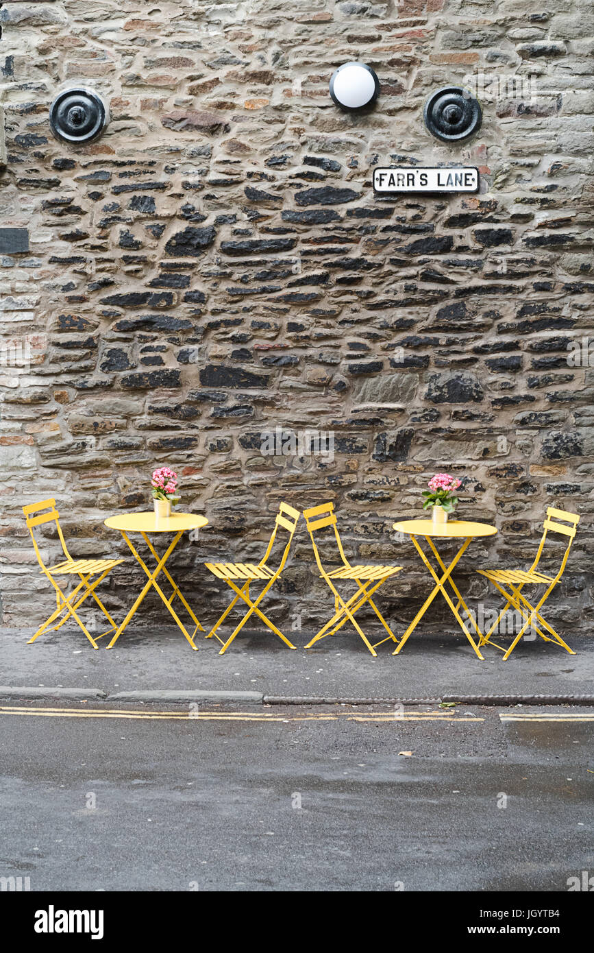 Empty chairs and empty tables hi-res stock photography and images - Alamy