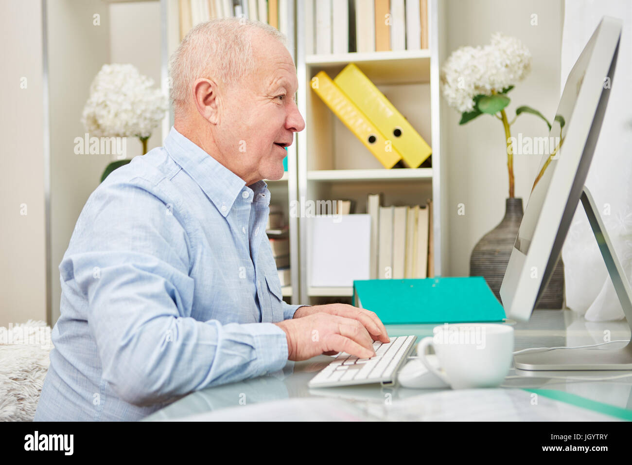 Man write screen hi-res stock photography and images - Alamy