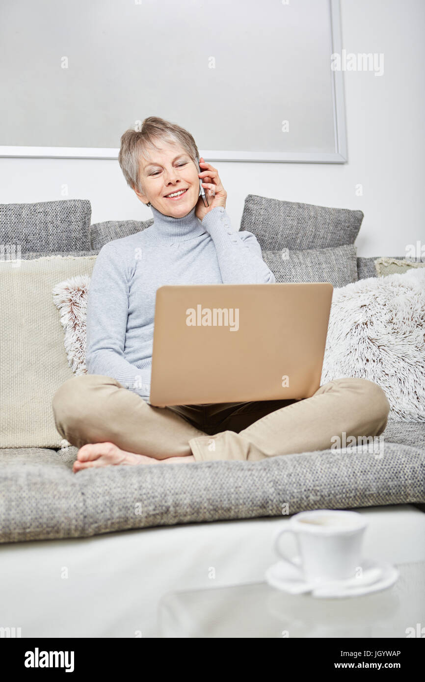 Senior citizen using smartphone High Resolution Stock Photography and ...