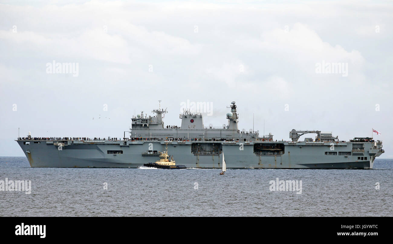 Hms ocean leaves sunderland hi-res stock photography and images - Alamy