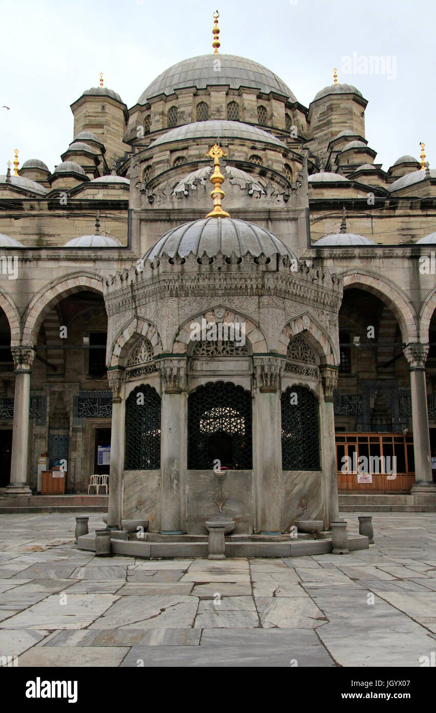 Yeni Cami in Eminönü, Istanbul, Turkey Stock Photo - Alamy