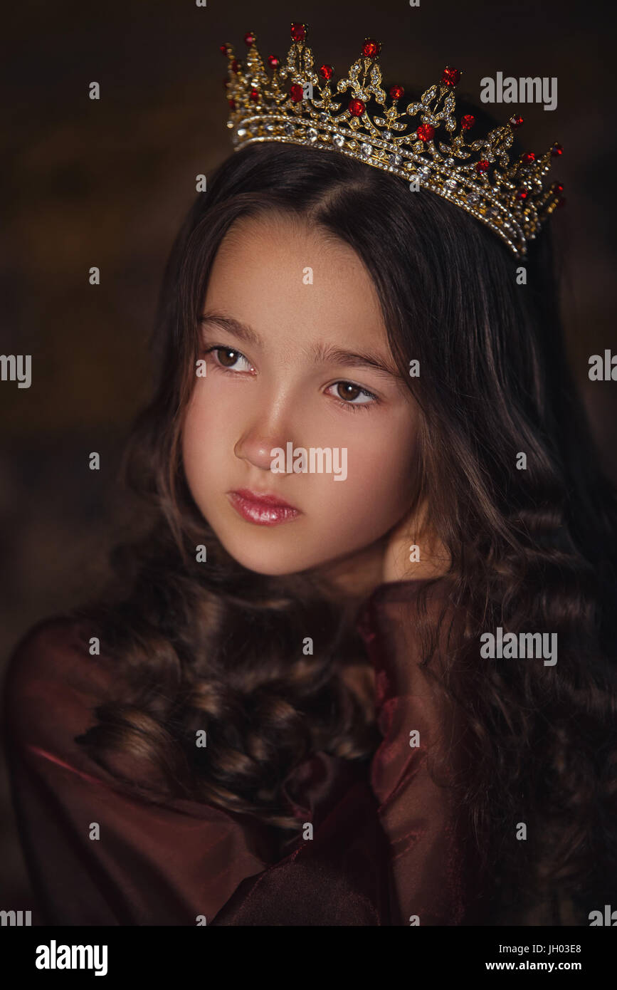 Queen wearing crown hi-res stock photography and images - Alamy