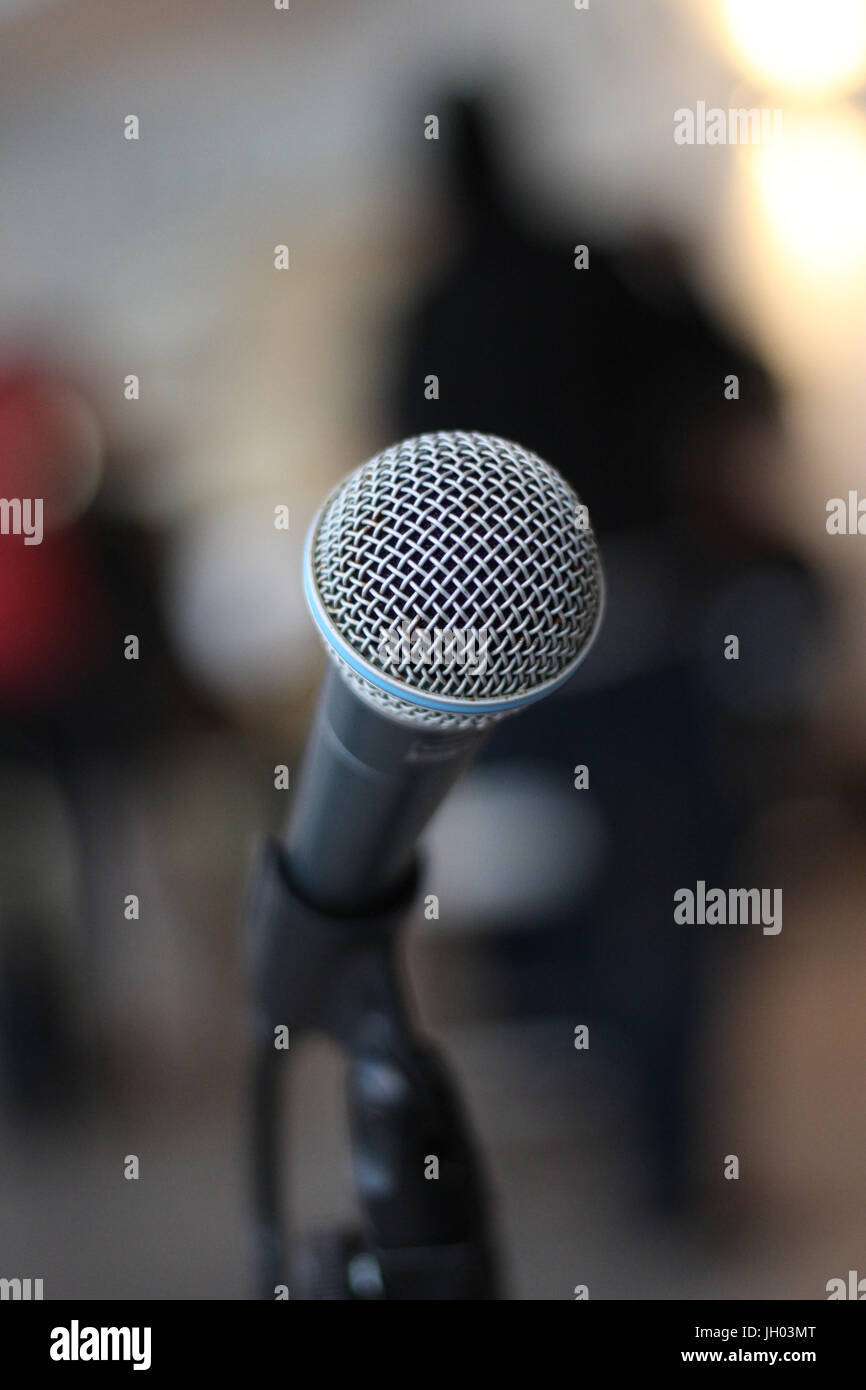 Dynamic microphone hi-res stock photography and images - Alamy