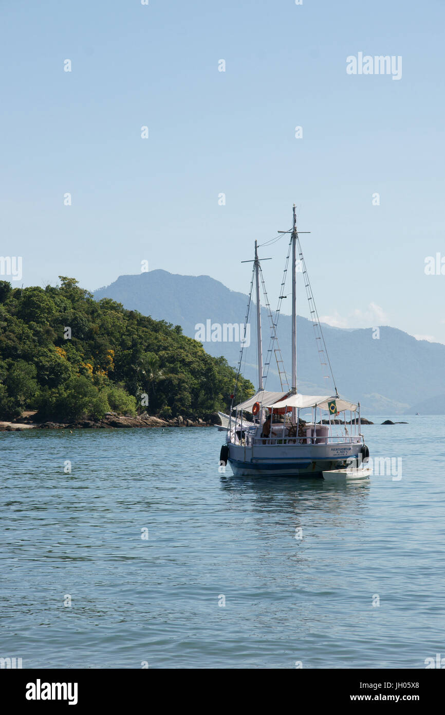 Beach, Boat, Ilha Grande, Rio de Janeiro, Brazil Stock Photo - Alamy