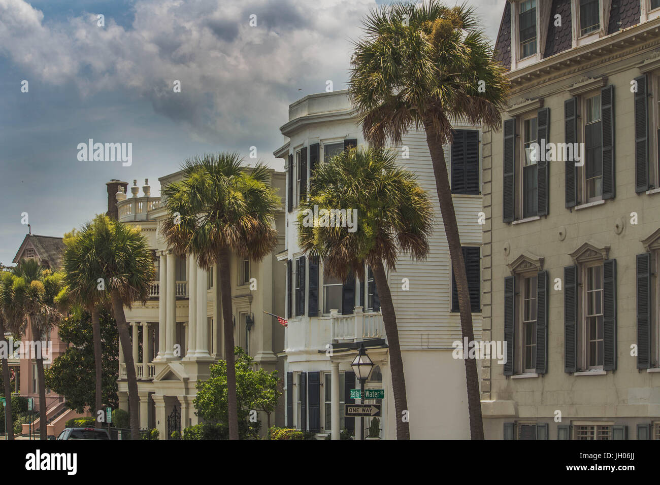 Streets of charleston hi-res stock photography and images - Alamy