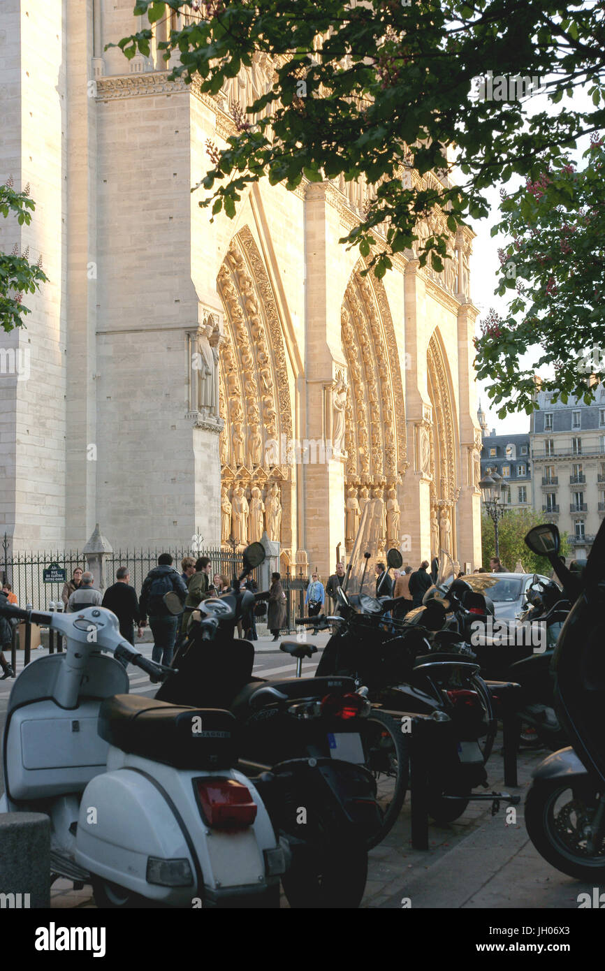 Paris motorcycles hi-res stock photography and images - Alamy