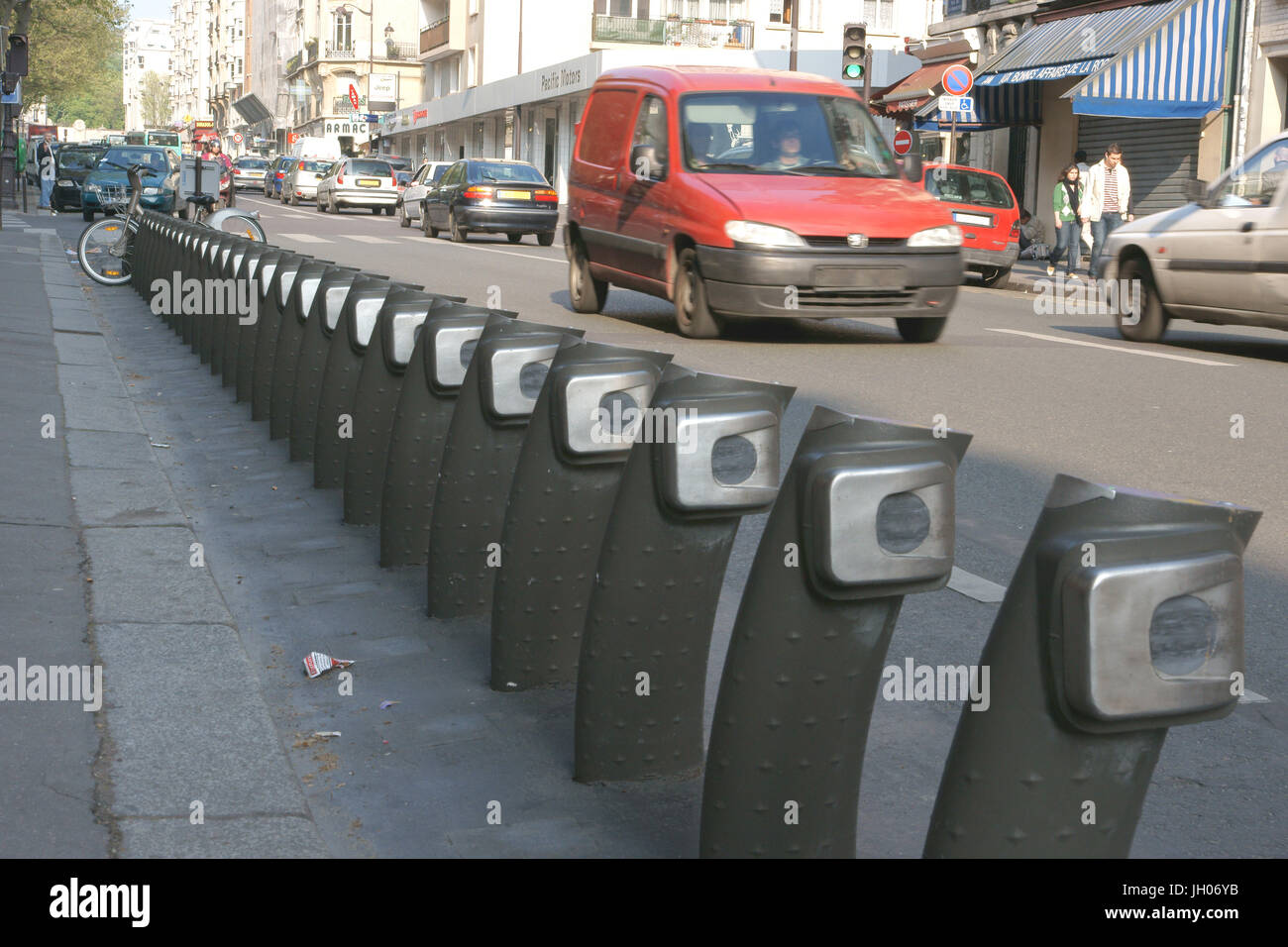 Paris black and white red car hi-res stock photography and images - Alamy