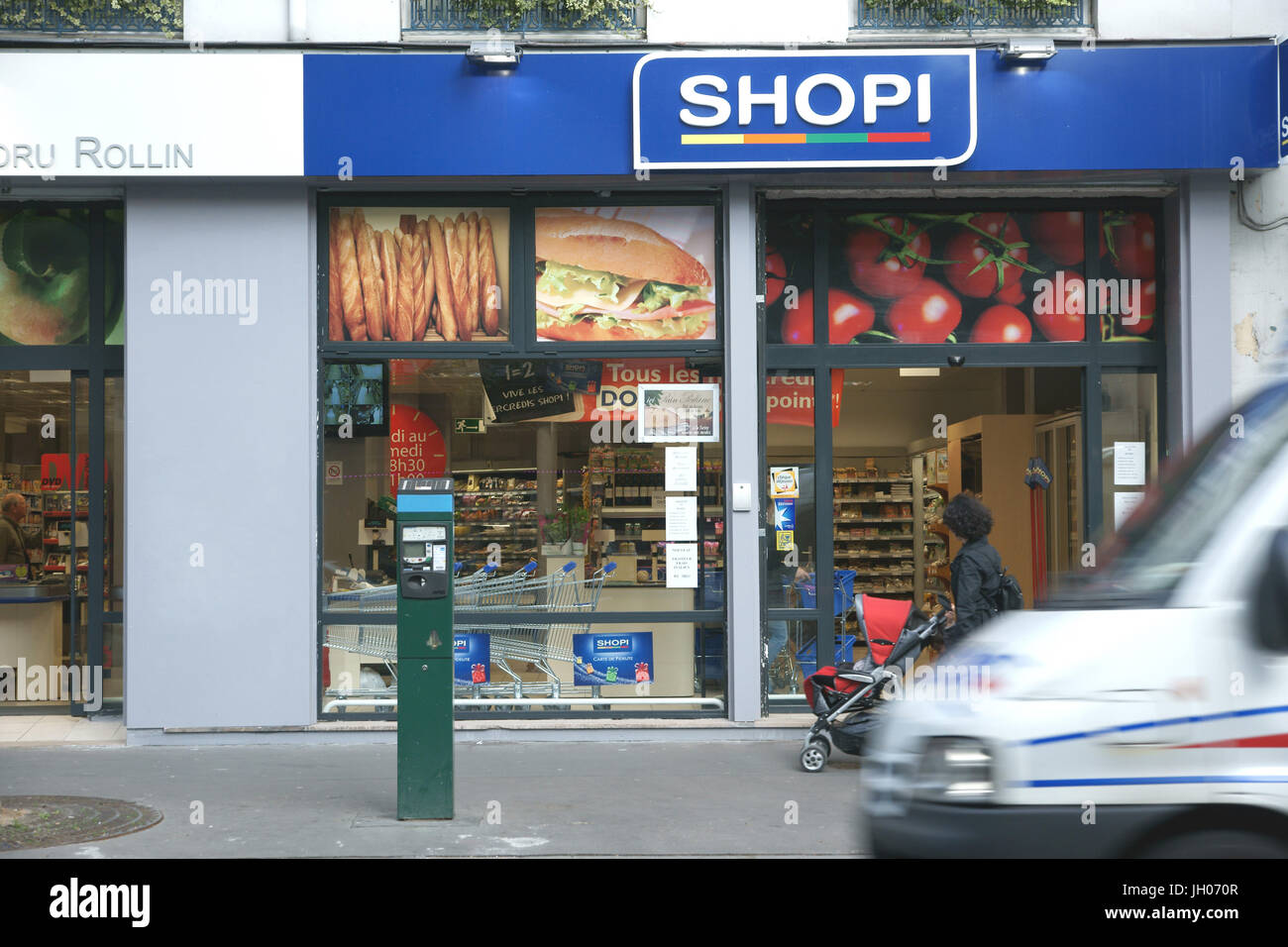 Woman and paris supermarket hi-res stock photography and images - Alamy