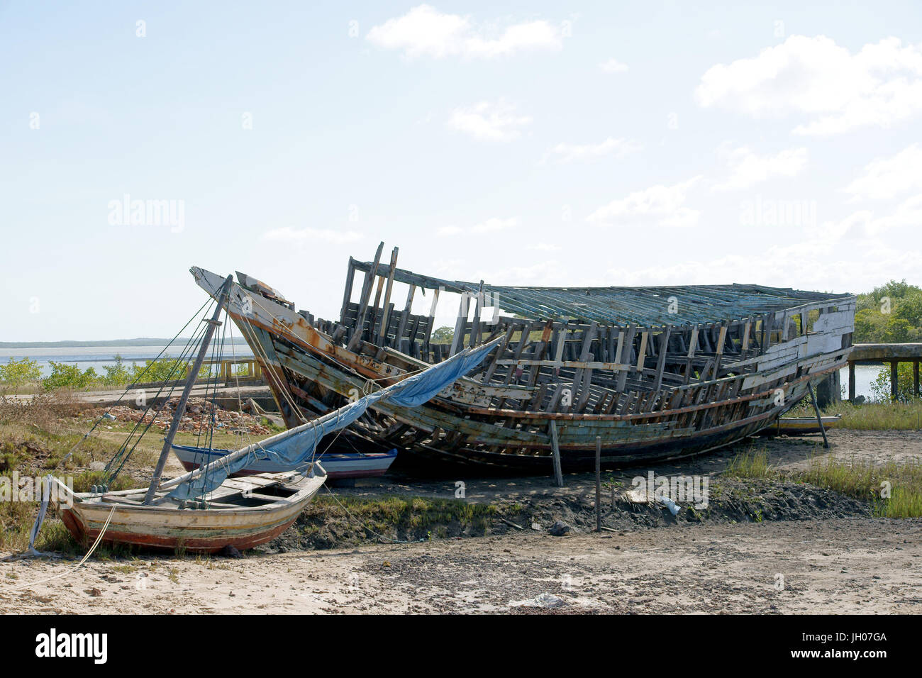 Broken boats hi-res stock photography and images - Alamy