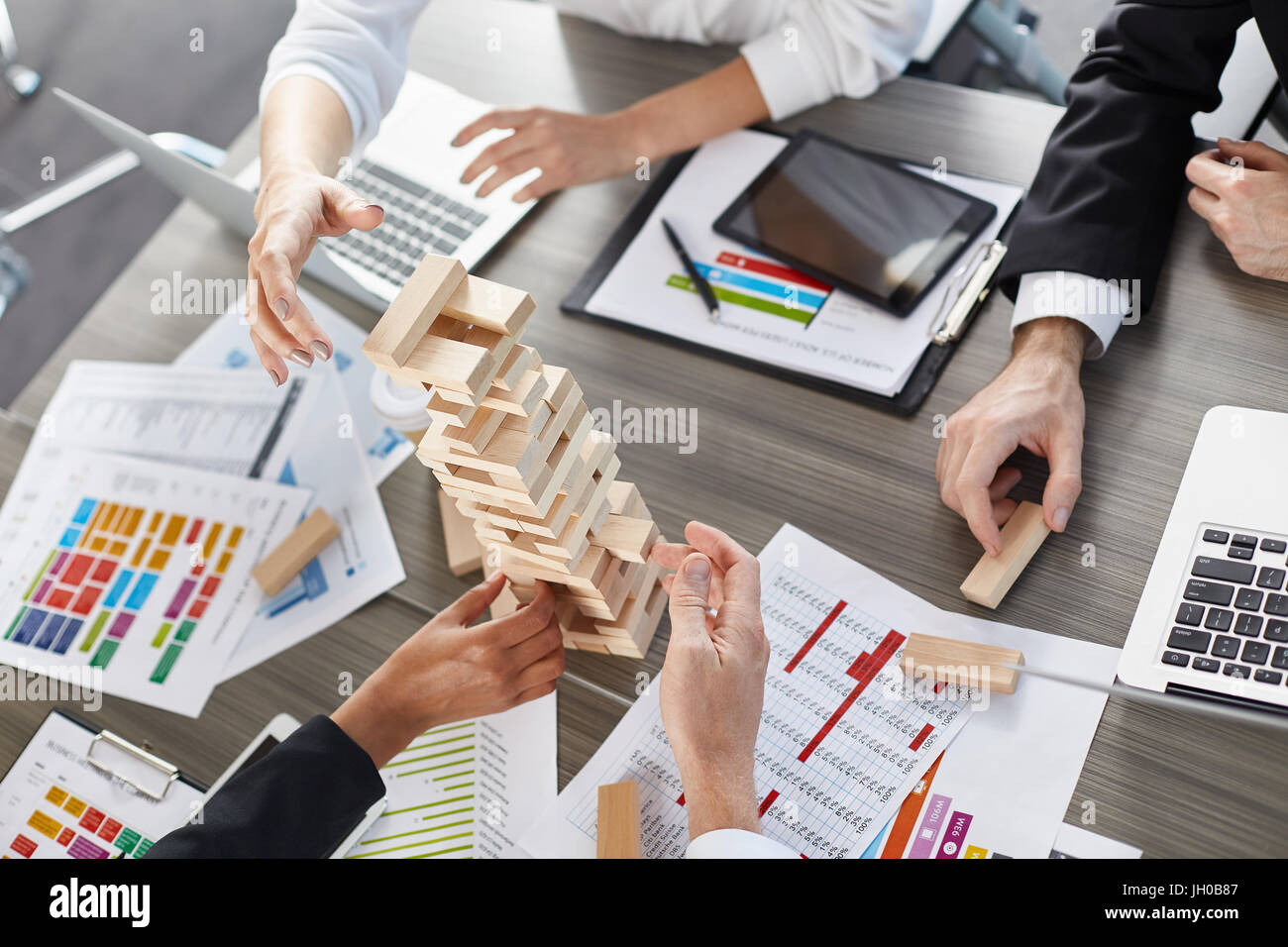 Teamwork team work partnership hi-res stock photography and images - Alamy