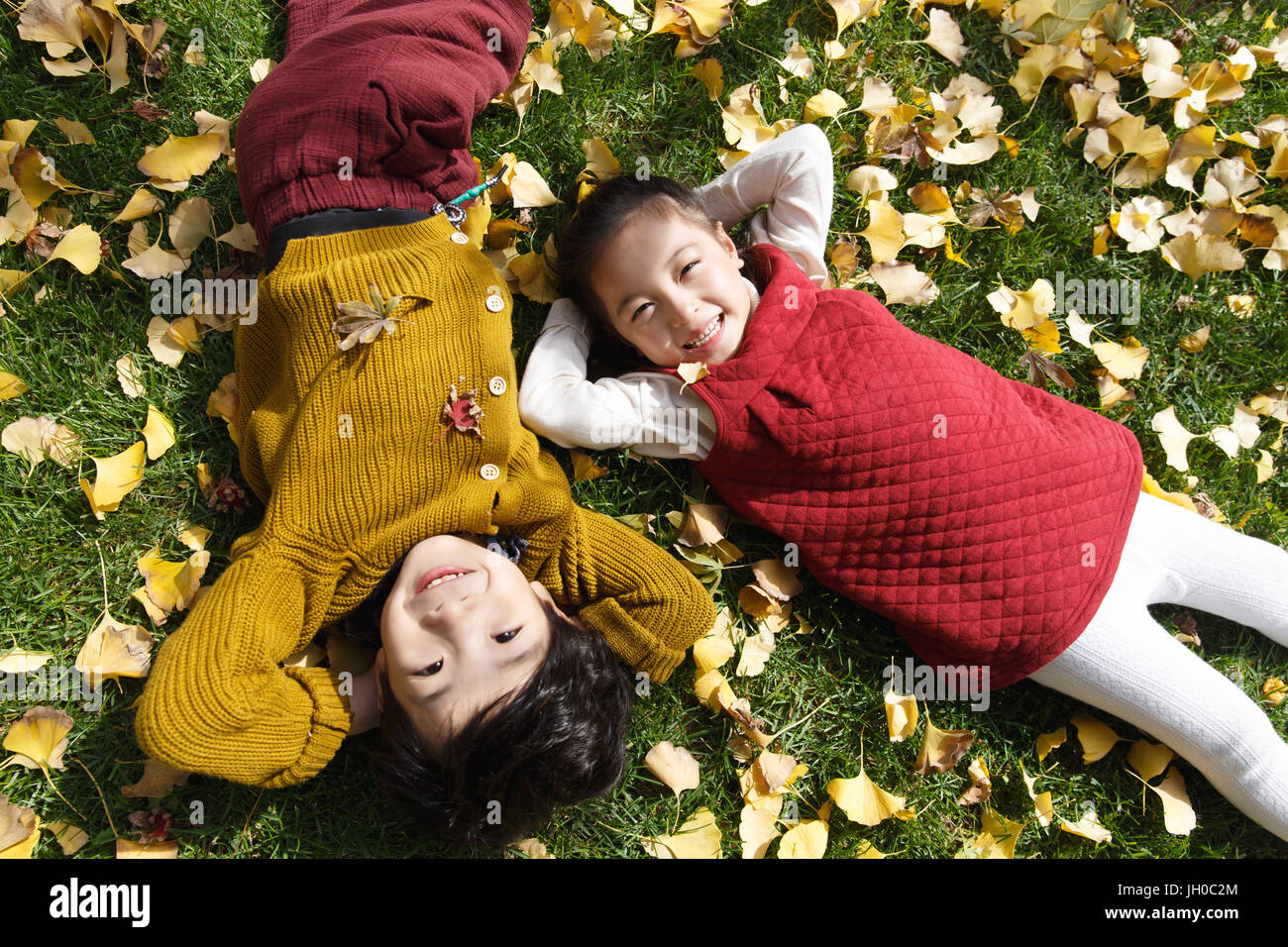 Child lying down in grass hi-res stock photography and images - Alamy
