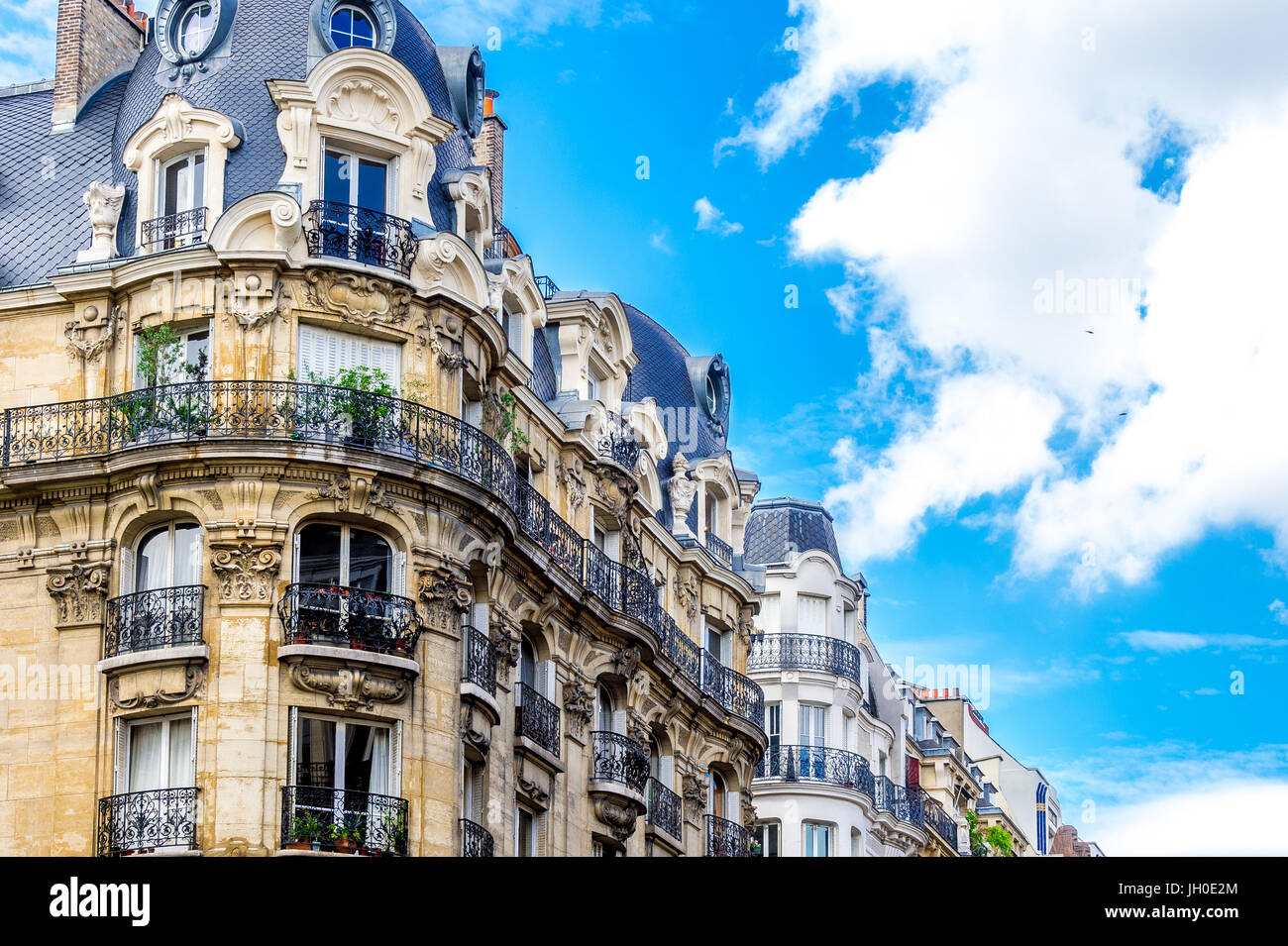 Typical paris apartments hi-res stock photography and images - Alamy