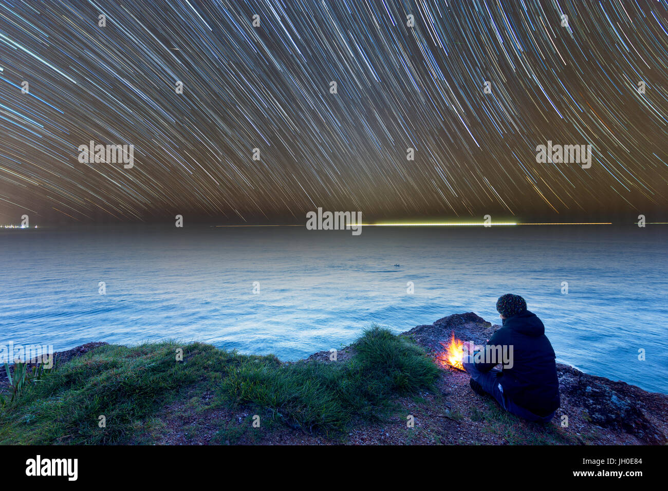 Campfire silhouette hiker sitting hi-res stock photography and images ...