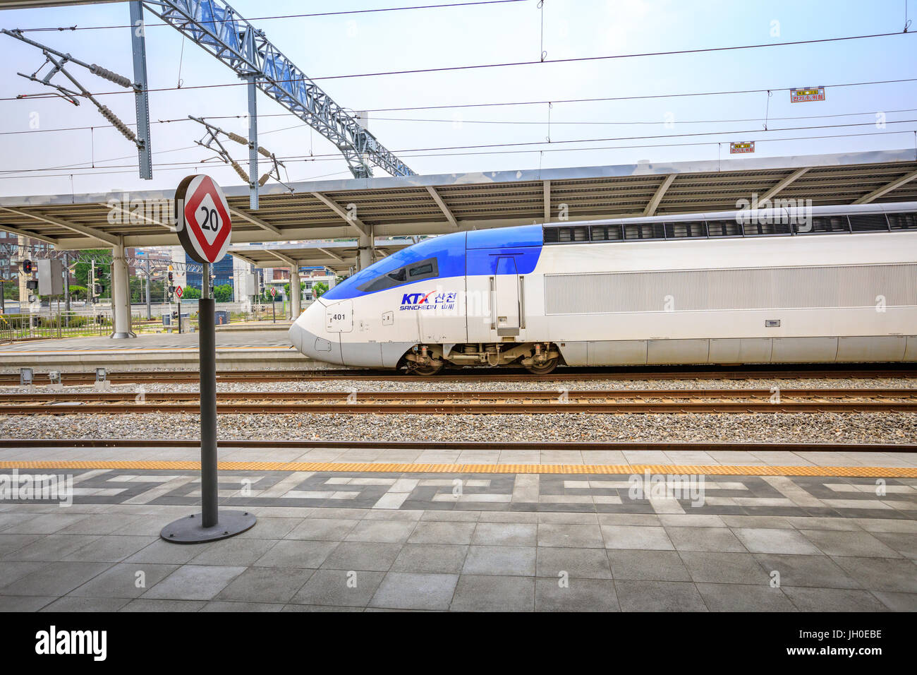 Jun 20, 2017 High speed bullet trains (KTX) and Korail trains stop at ...