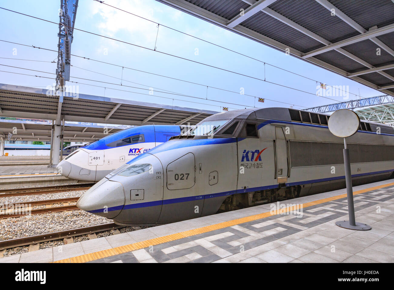 Jun 20, 2017 High speed bullet trains (KTX) and Korail trains stop at ...