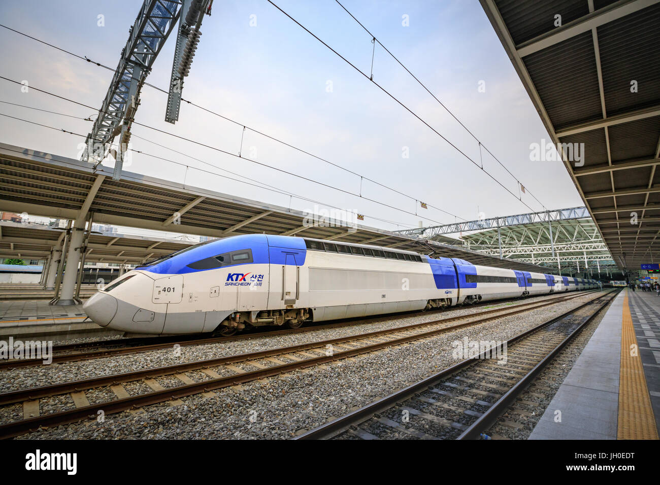 Jun 20, 2017 High speed bullet trains (KTX) and Korail trains stop at ...