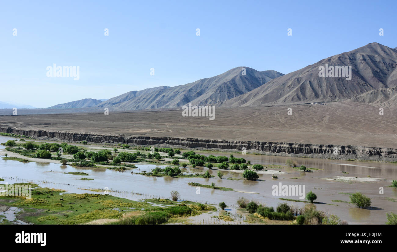 Mountain scenery with Indus river in Ladakh, Jammu & Kashmir, India ...