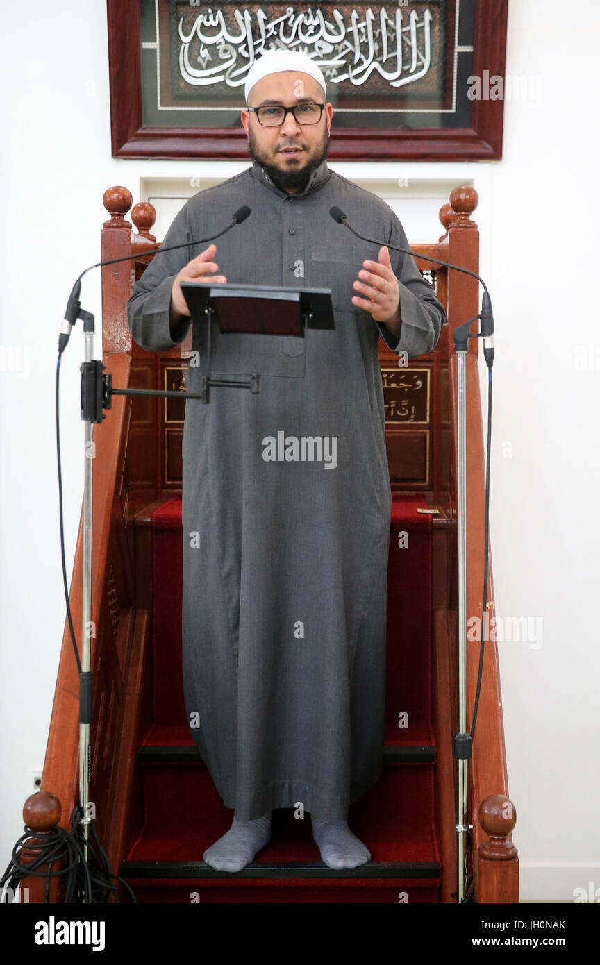 Muslim imam preaching hi-res stock photography and images - Alamy