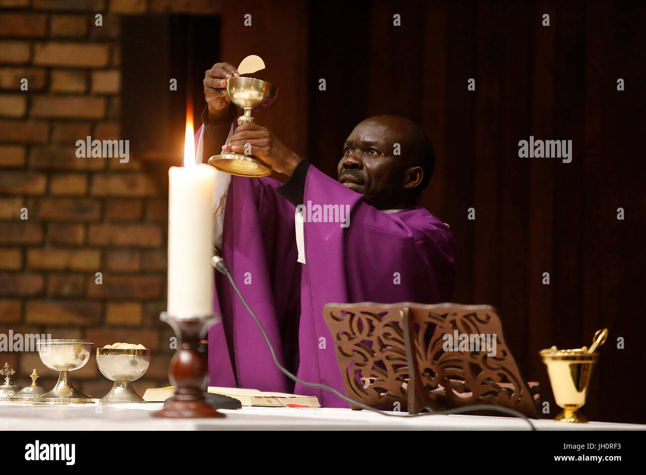 Priest eucharist hi-res stock photography and images - Alamy