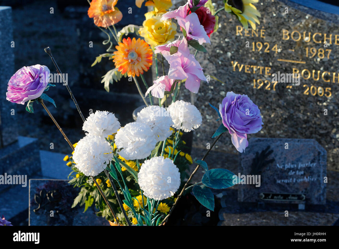 Tomb flowers. France Stock Photo - Alamy