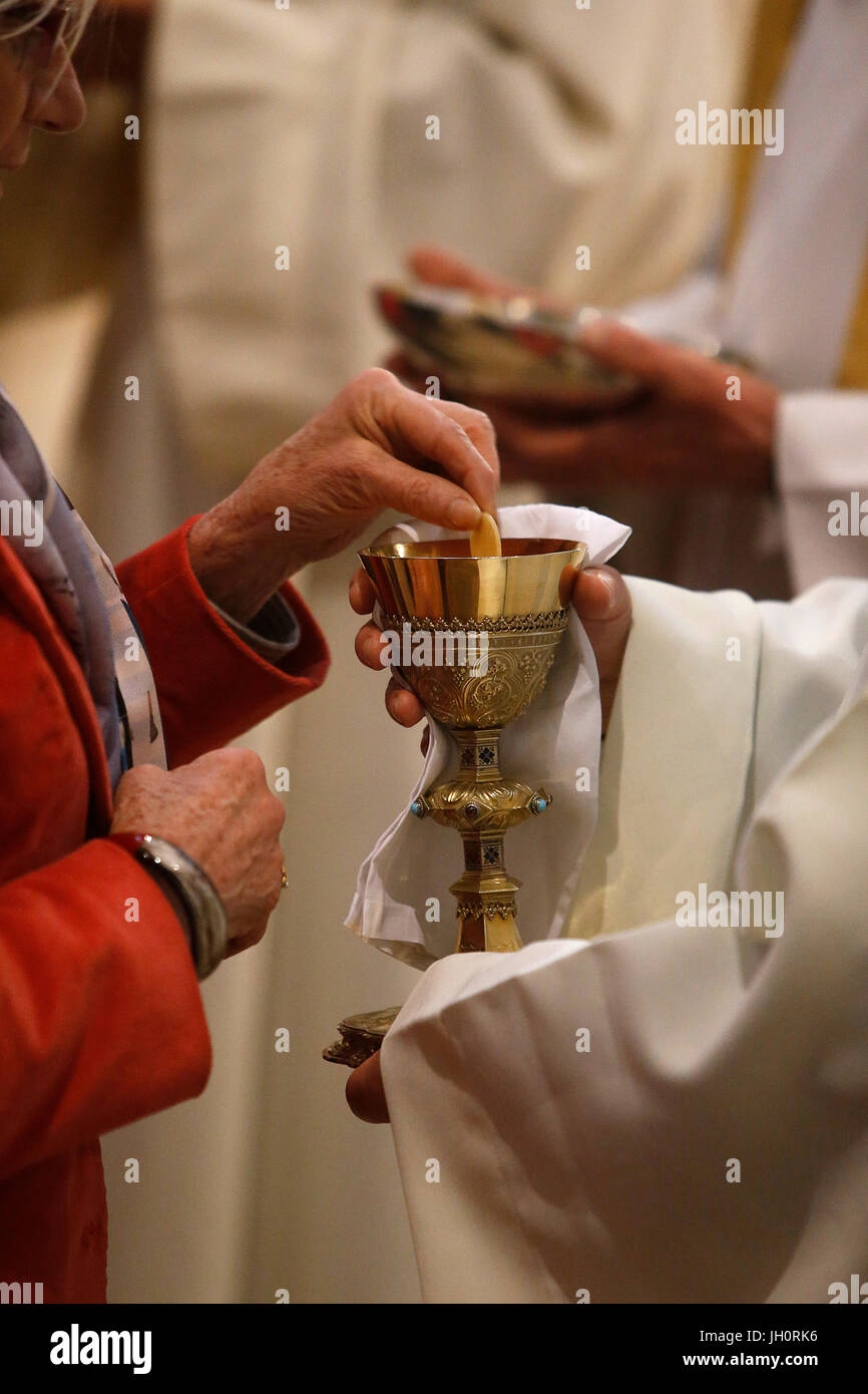 Communion catholique hi-res stock photography and images - Alamy