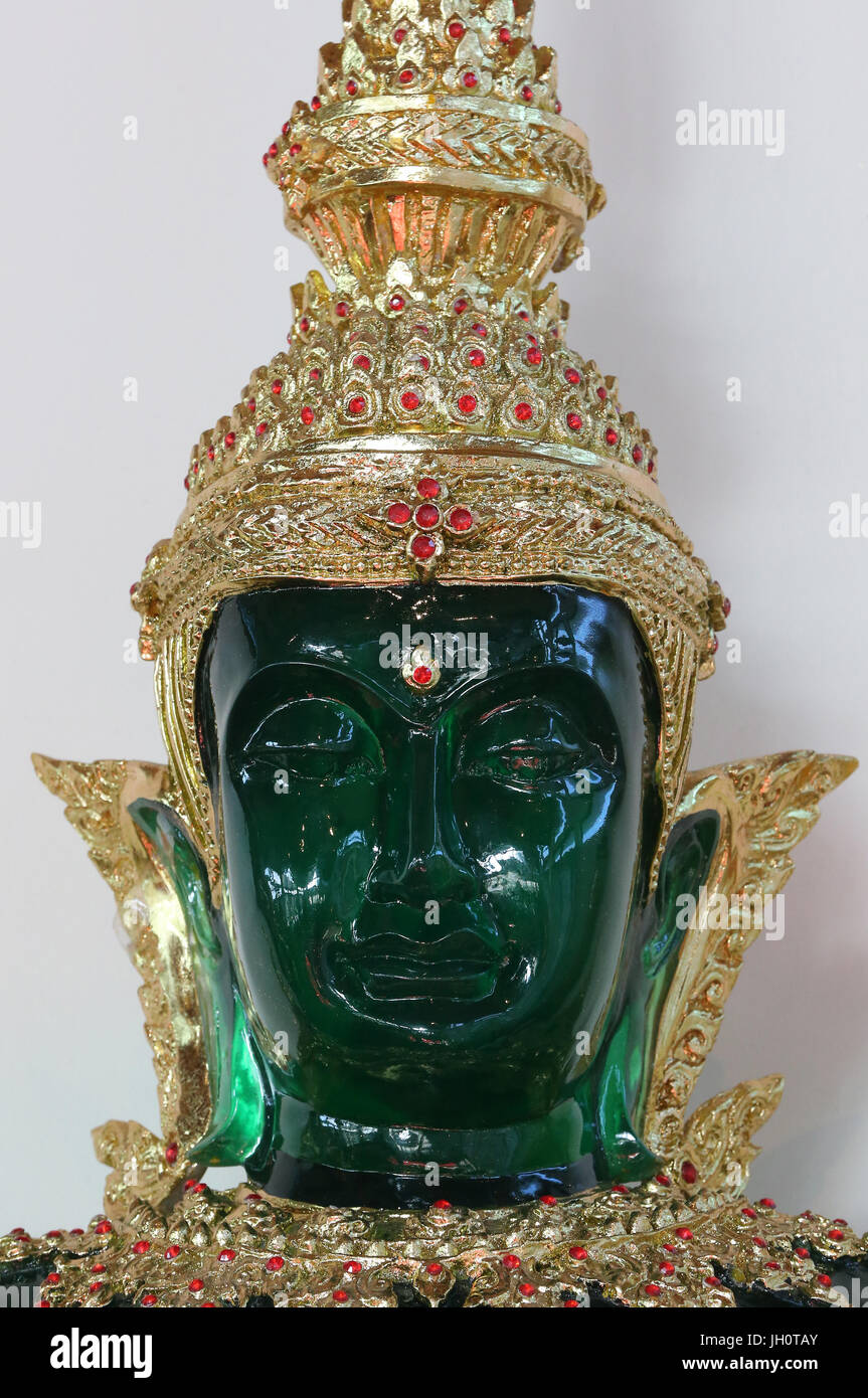 Emerald buddha hi-res stock photography and images - Alamy