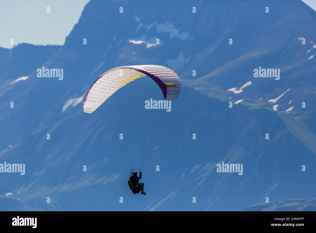 Parachute jump portrait hi-res stock photography and images - Alamy