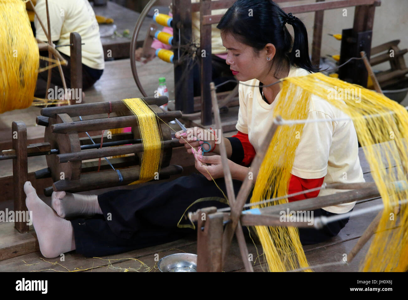 Les artisans d'Angkor silk workshop. Cambodia Stock Photo - Alamy