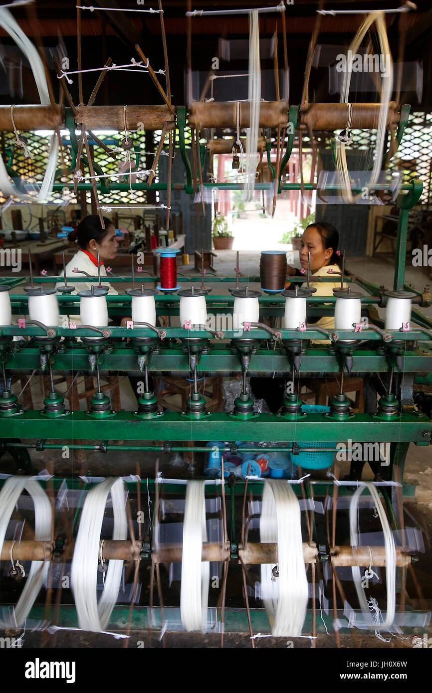 Les artisans d'Angkor silk workshop. Cambodia Stock Photo - Alamy