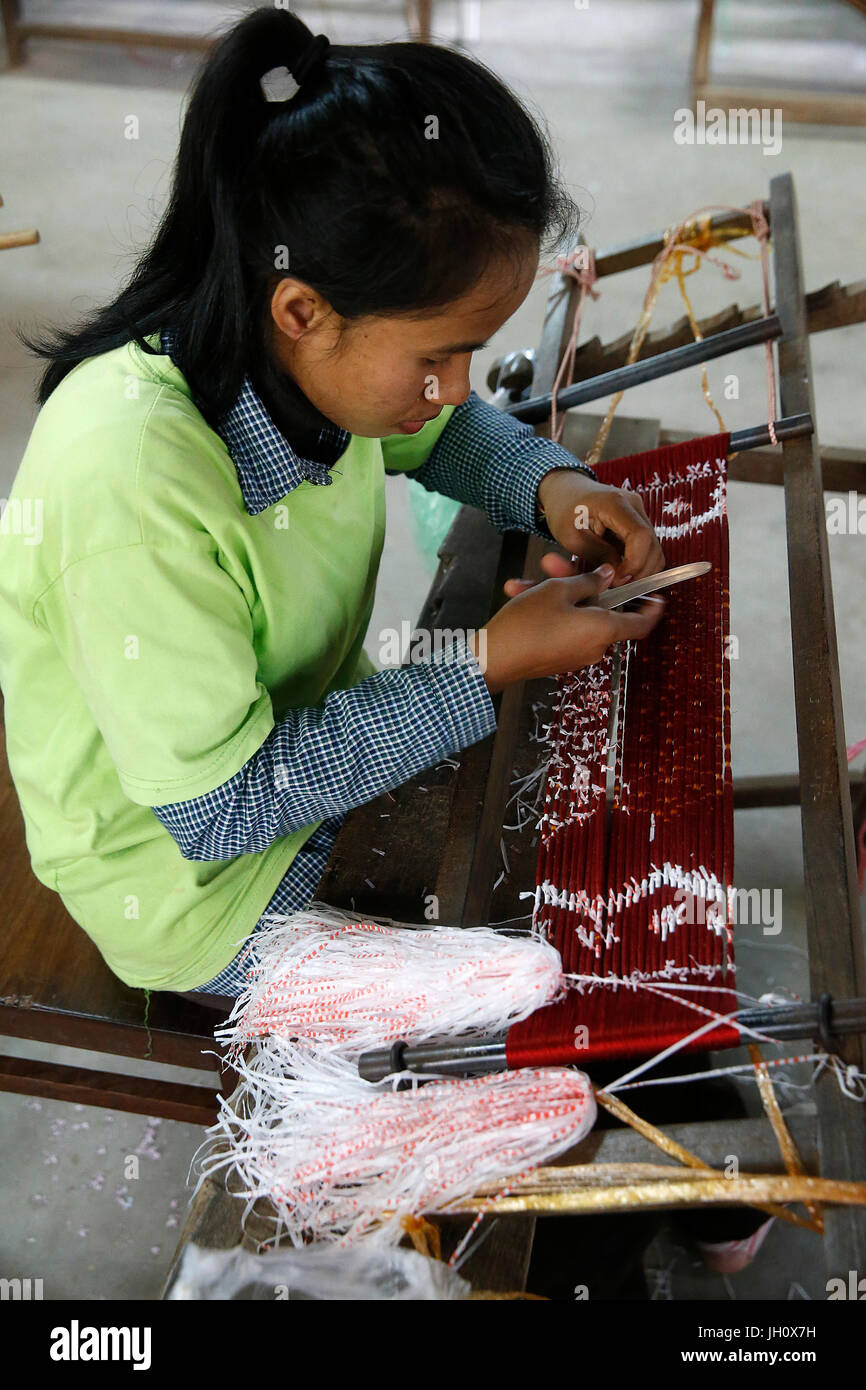 Les artisans d'Angkor silk workshop. Cambodia Stock Photo - Alamy