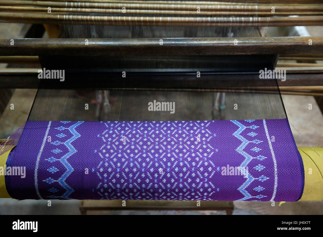 Les artisans d'Angkor silk workshop. Cambodia Stock Photo - Alamy