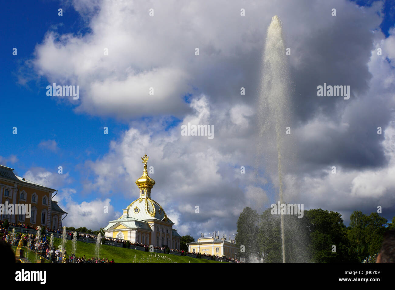 Peterhof Palace Grand Cascade with fountains and gardens in summer ...