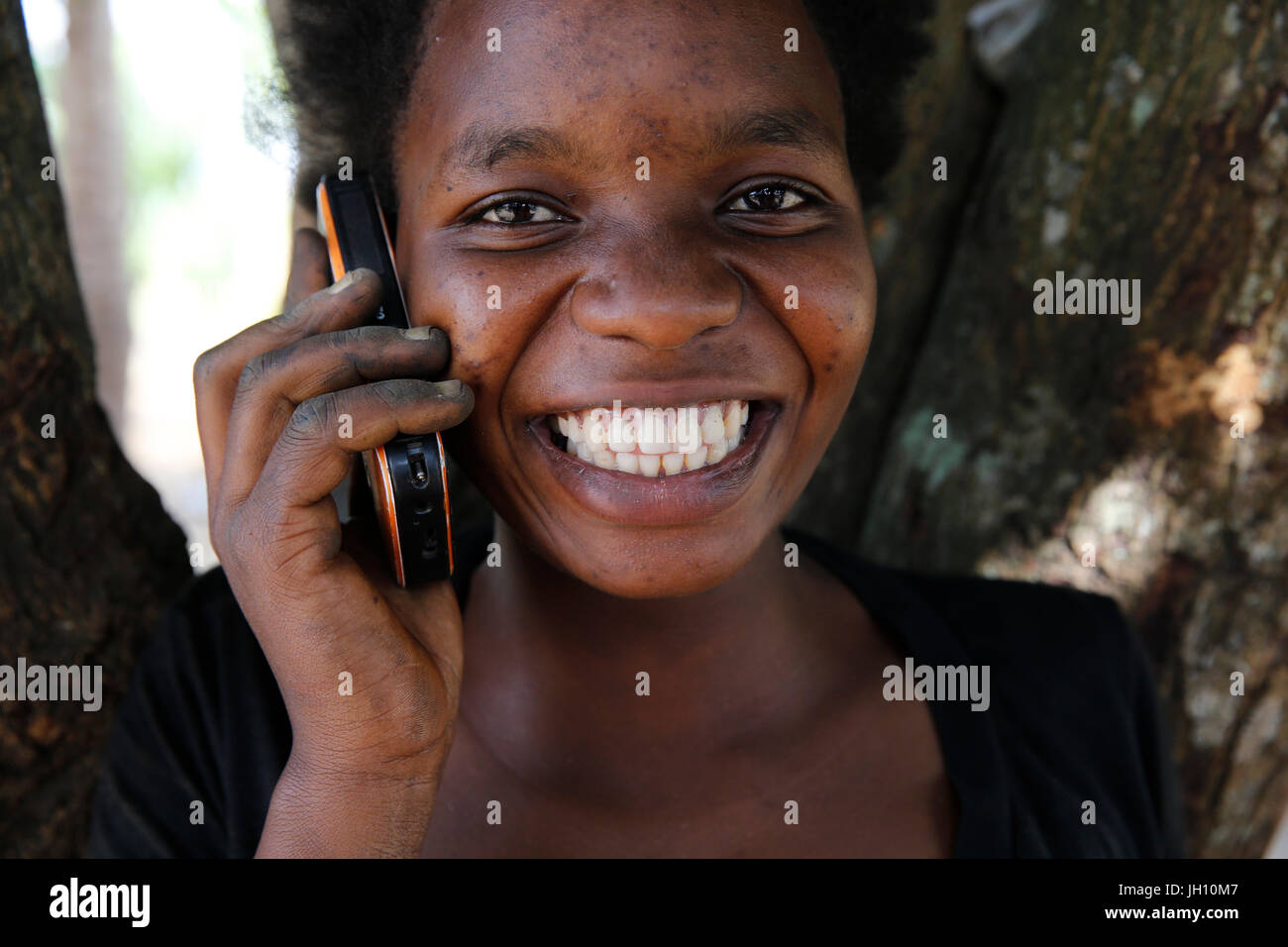 Girl with cell phone hi-res stock photography and images - Alamy