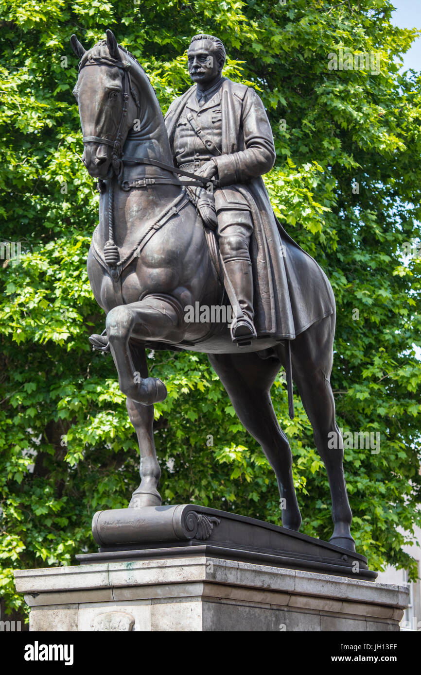 The earl haig memorial bronze equestrian statue hi-res stock ...
