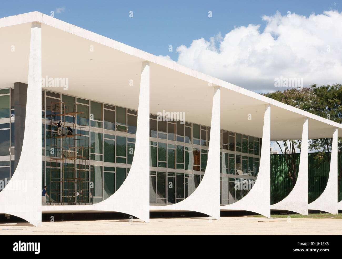 Leaves supreme court hi-res stock photography and images - Alamy