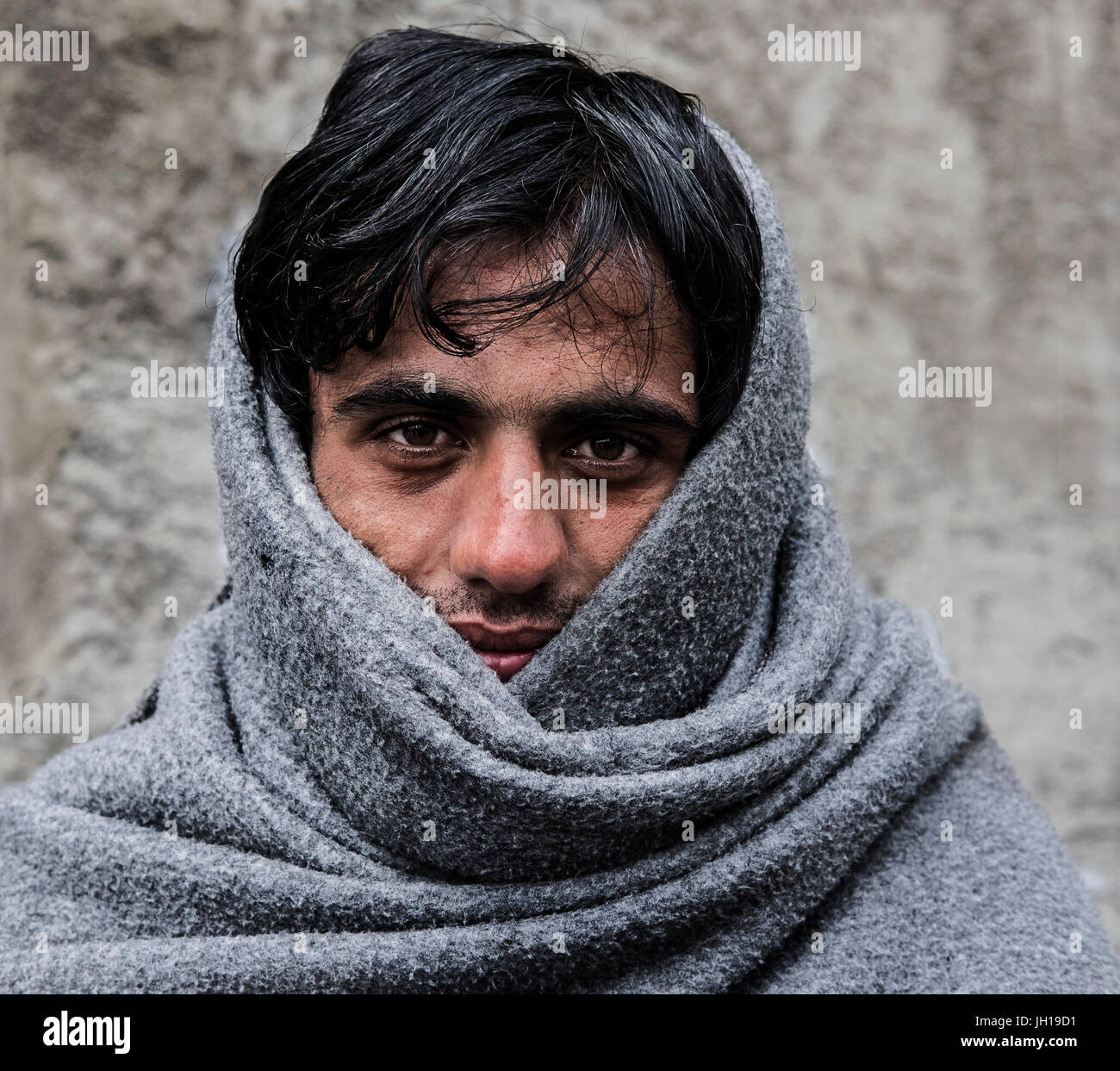 Wrapping up warm hi-res stock photography and images - Alamy