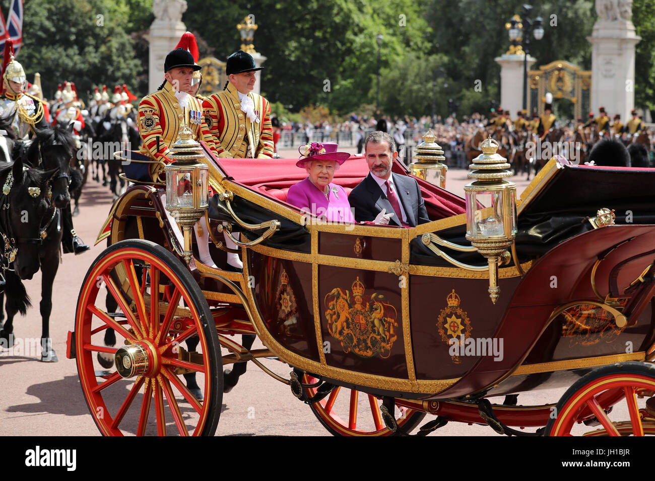 Queen Elizabeth II and King Felipe VI of Spain arrive in the State ...