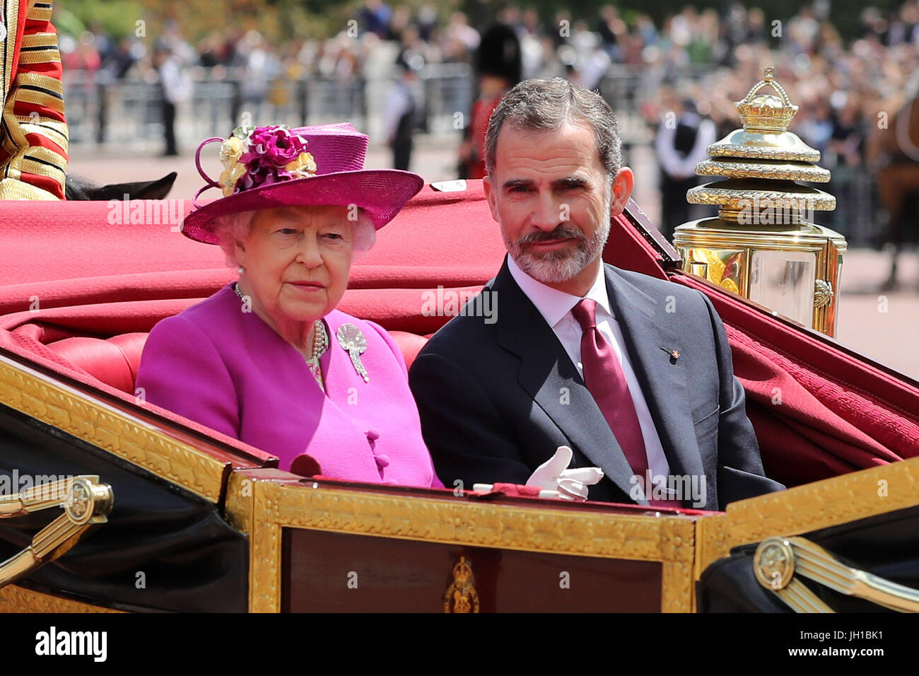 Queen Elizabeth II and King Felipe VI of Spain arrive in the State ...