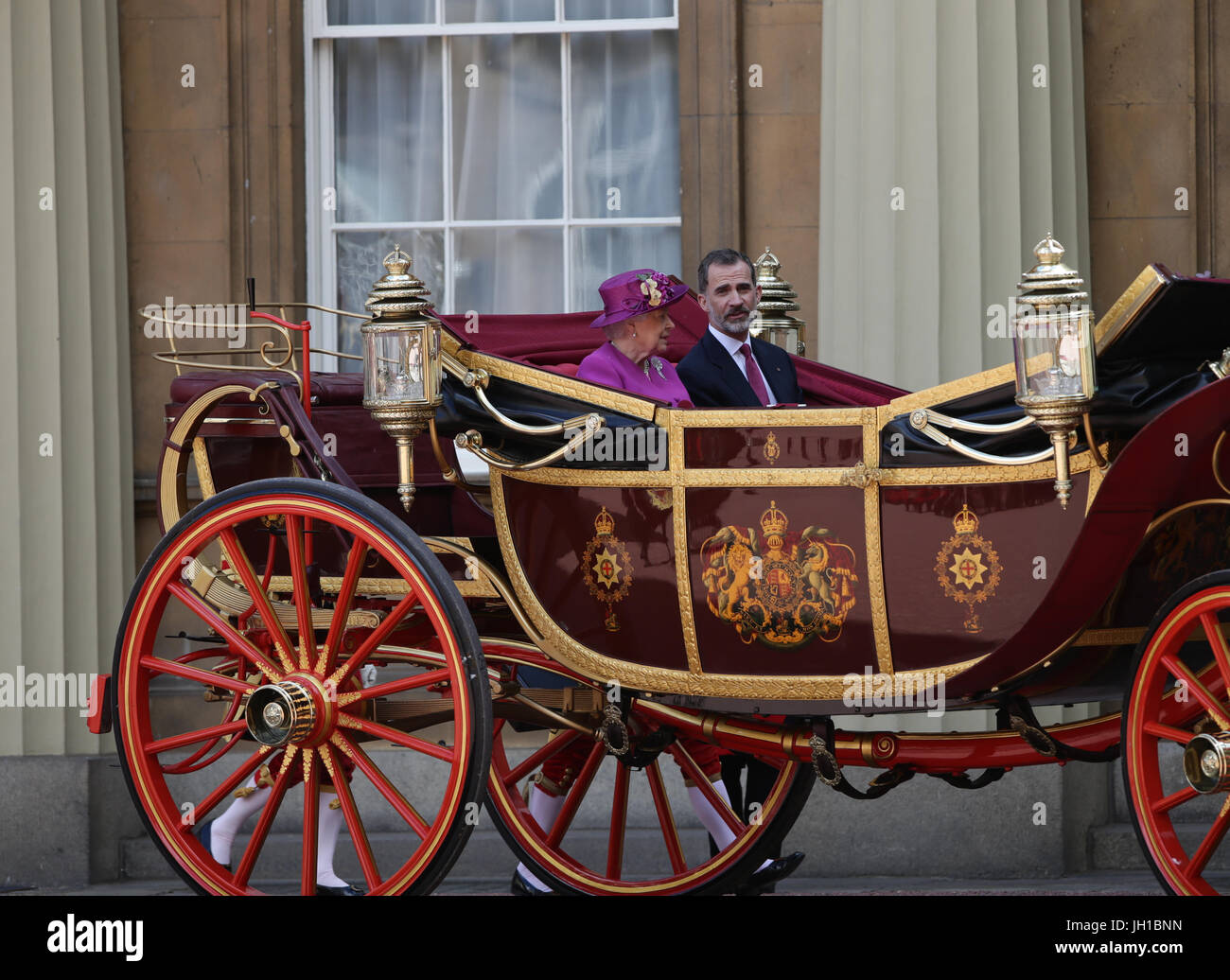 Queen Elizabeth II and King Felipe VI of Spain arrive by State Carriage ...