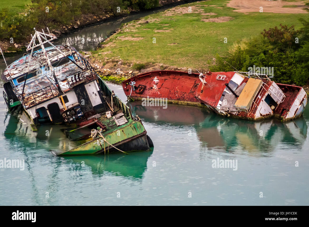 Sunken boats hi-res stock photography and images - Alamy