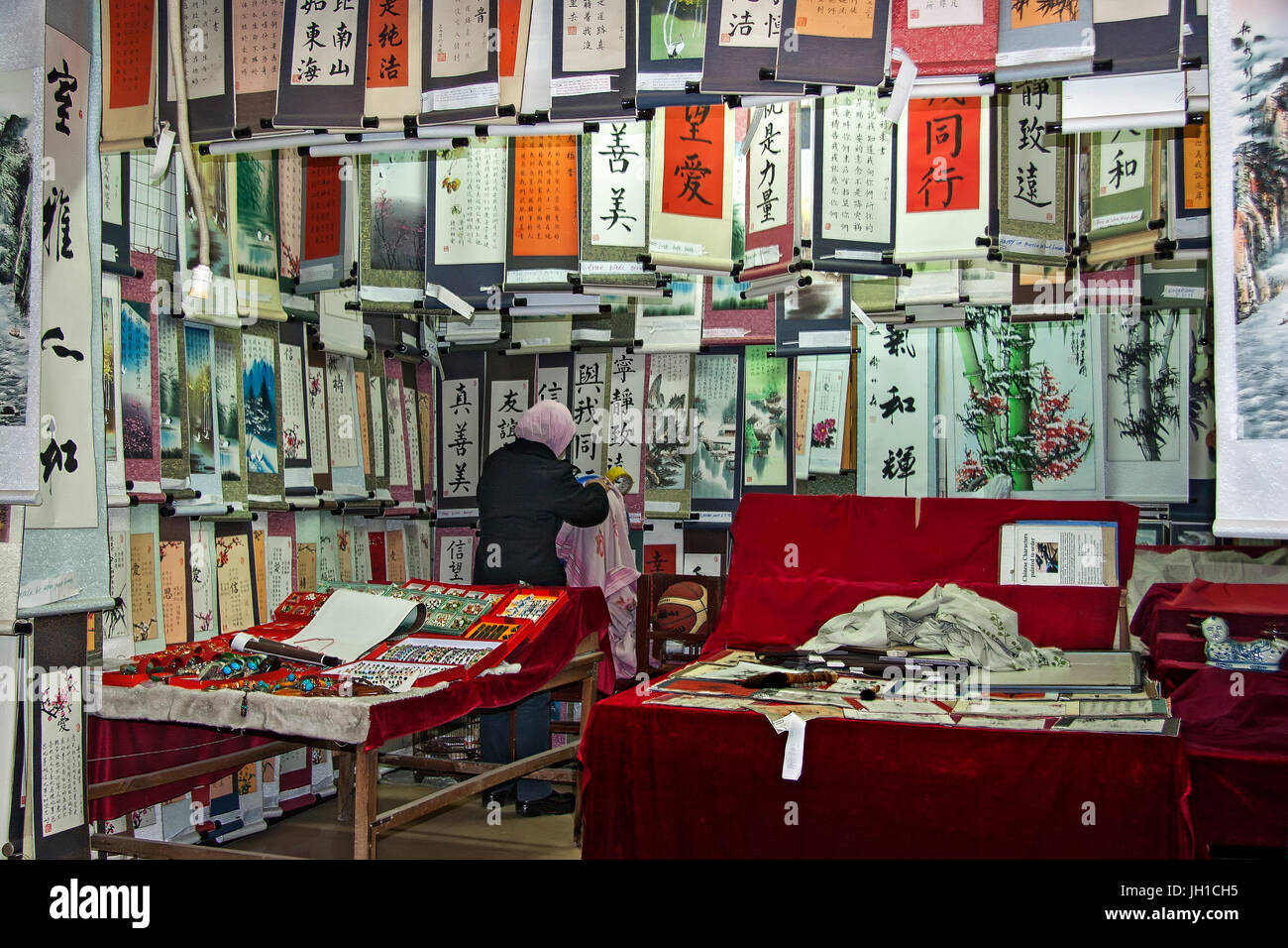 Chinese posters and caligraphy shop hi-res stock photography and images ...