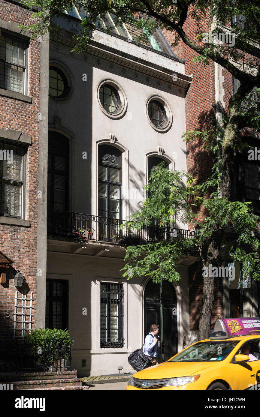 Row of brownstones new york hi-res stock photography and images - Alamy