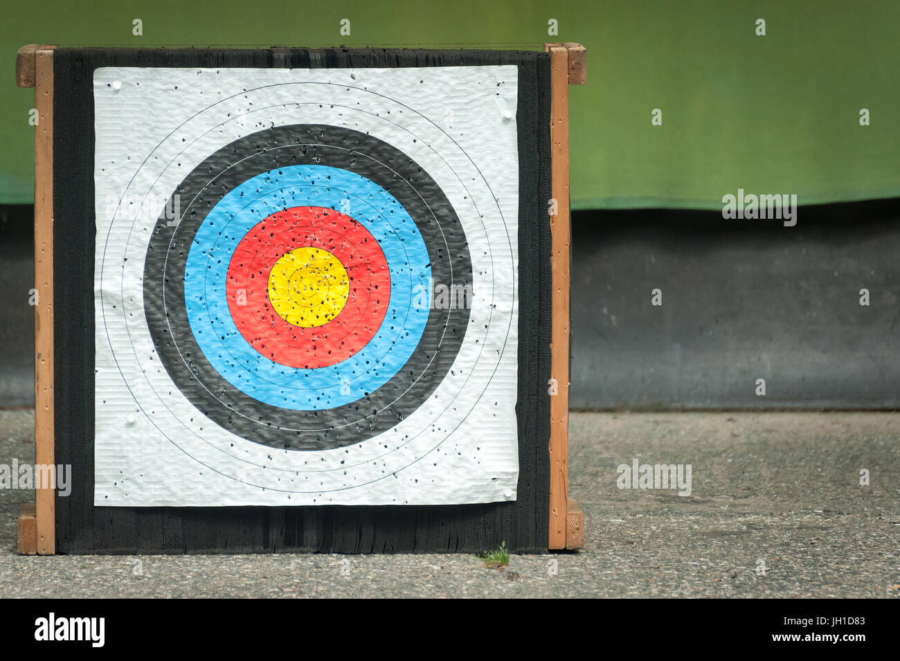 Blank archery target hi-res stock photography and images - Alamy